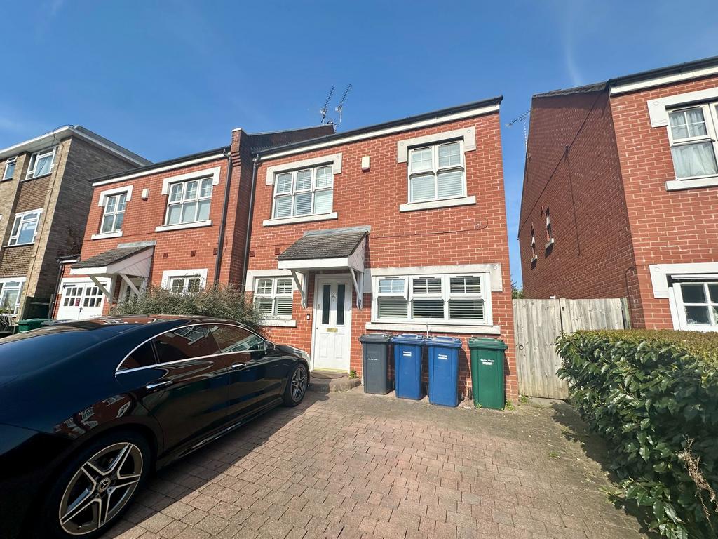 London N12 4 bed semi-detached house - £3,250 pcm (£750 pw)