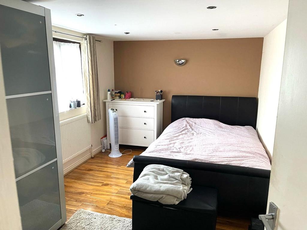 Rutland Road, Ilford IG1 2 bed end of terrace house - £750 pcm (£173 pw)