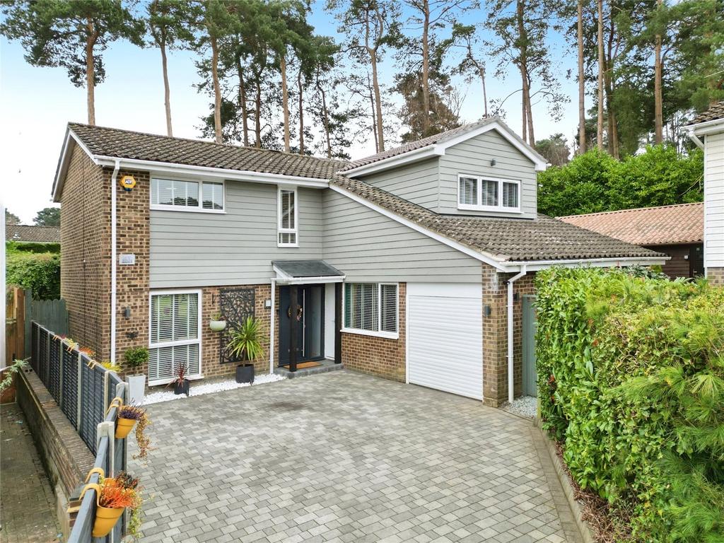 Qualitas, Berkshire RG12 4 bed detached house for sale - £725,000