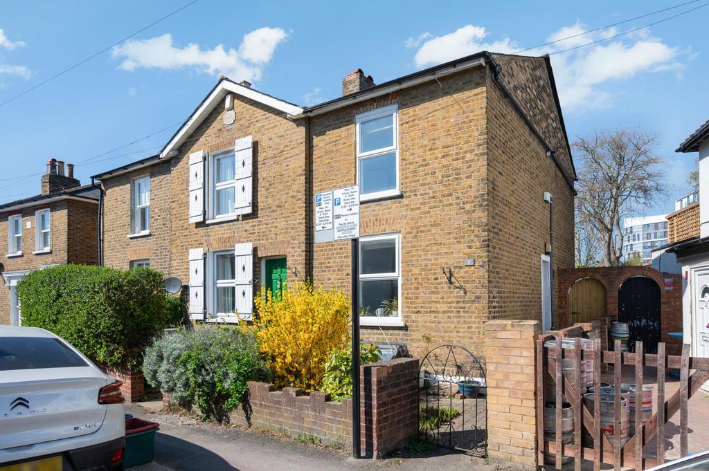 New Road, Brentford, TW8 3 bed semi-detached house for sale - £615,000