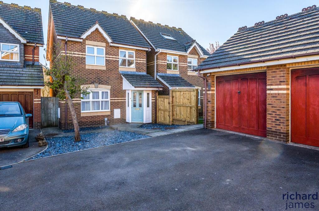 Reynolds Way, St Andrews Ridge... 3 bed detached house - £310,000