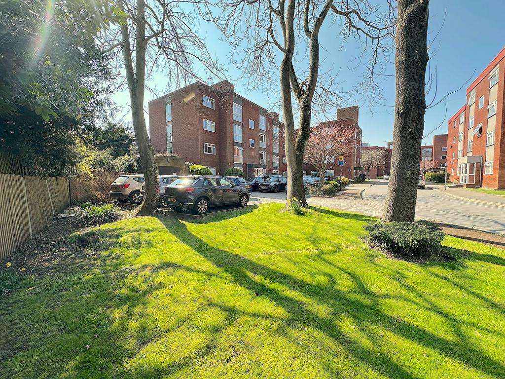 Grange Gardens, London, N14 2 bed apartment to rent - £1,900 pcm (£438 pw)