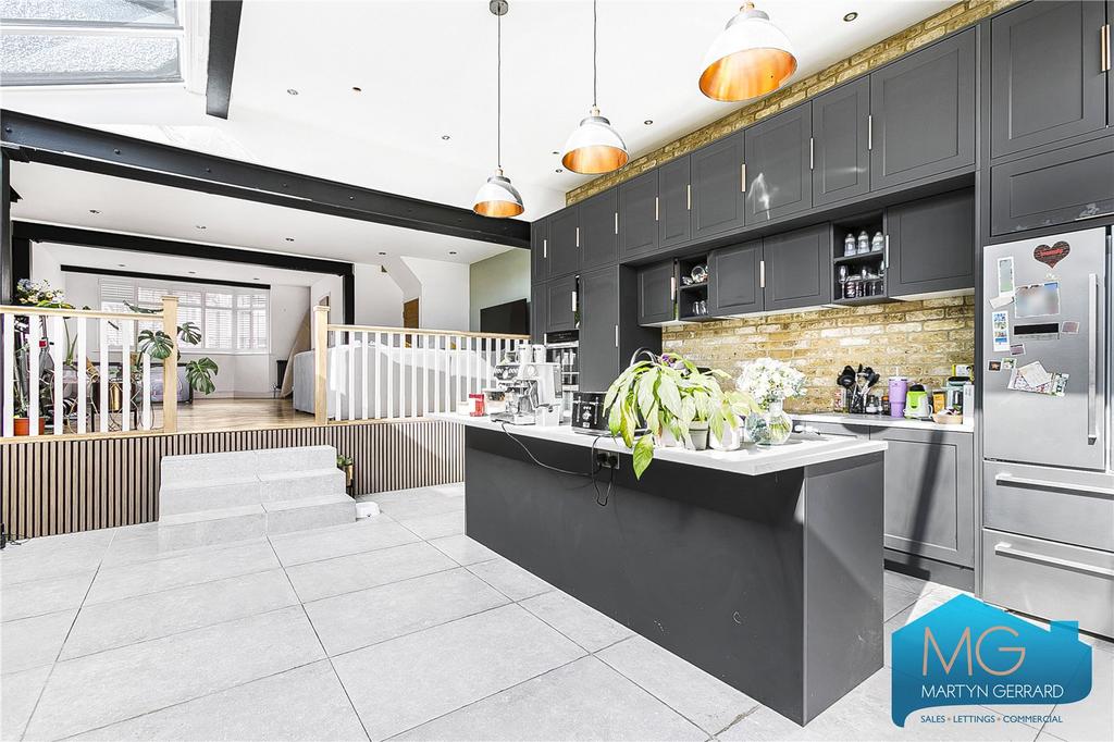 Woodfall Avenue, High Barnet... 4 bed end of terrace house - £900,000