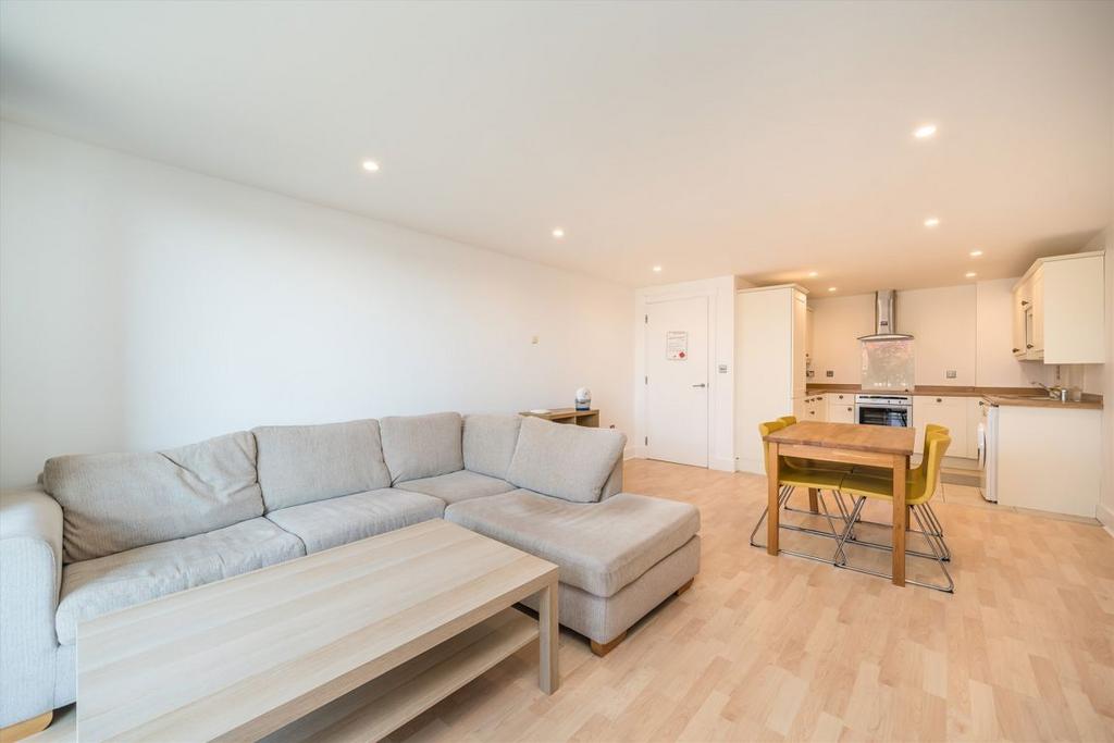 Newton Place, London E14 2 bed flat - £2,700 pcm (£623 pw)