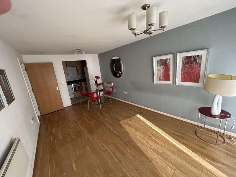 Highfield Road, Feltham 2 bed flat to rent - £1,850 pcm (£427 pw)