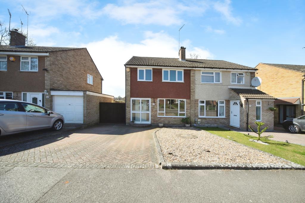 Dunstable LU5 3 bed semi-detached house - £1,650 pcm (£381 pw)