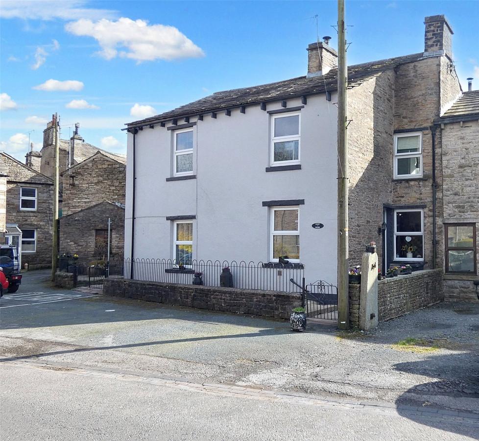 Inver House The Holme, Hawes DL8 3QR 4 bed semi-detached house - £325,000