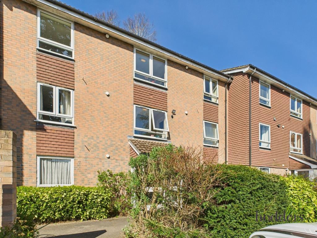 Church Road, Addlestone, Surrey, KT15 1 bed apartment - £214,950