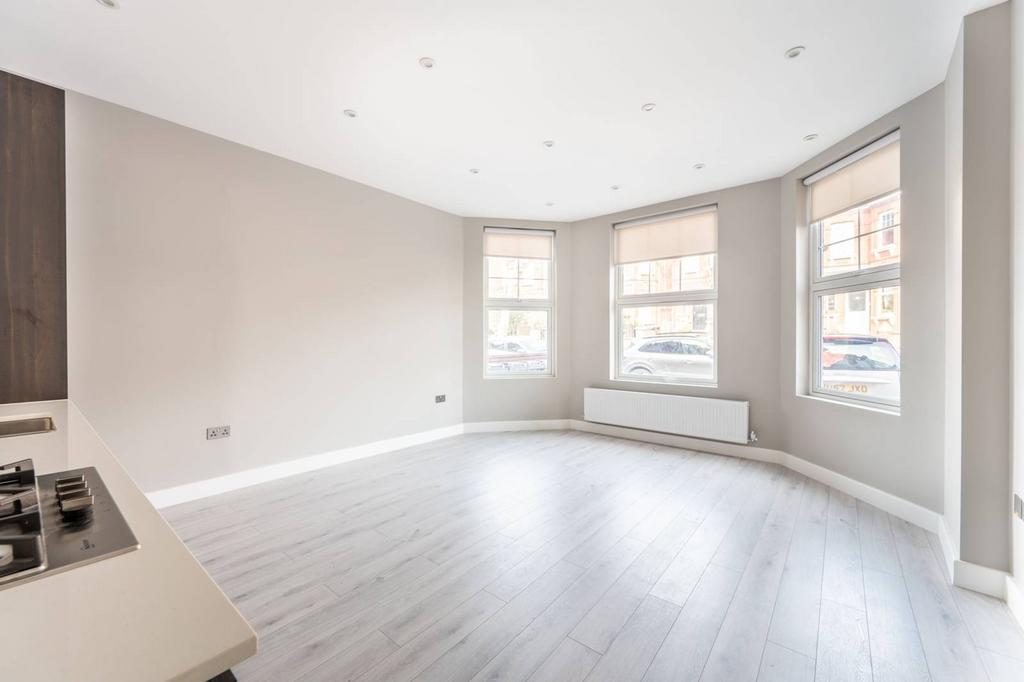 Prout Grove, Neasden, London, NW10 2 bed flat to rent - £2,300 pcm (£ ...