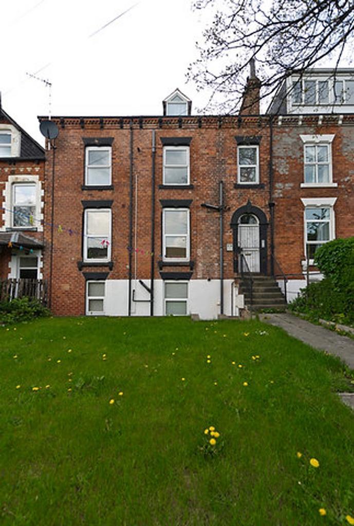 Hyde Park Terrace, Leeds LS6 1 bed ground floor flat - £628 pcm (£145 pw)