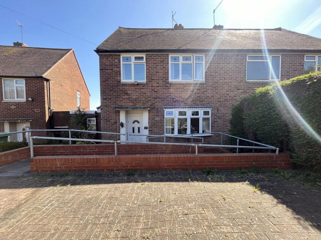Montgomery Crescent, Brierley Hill DY5 3 bed semi-detached house for ...