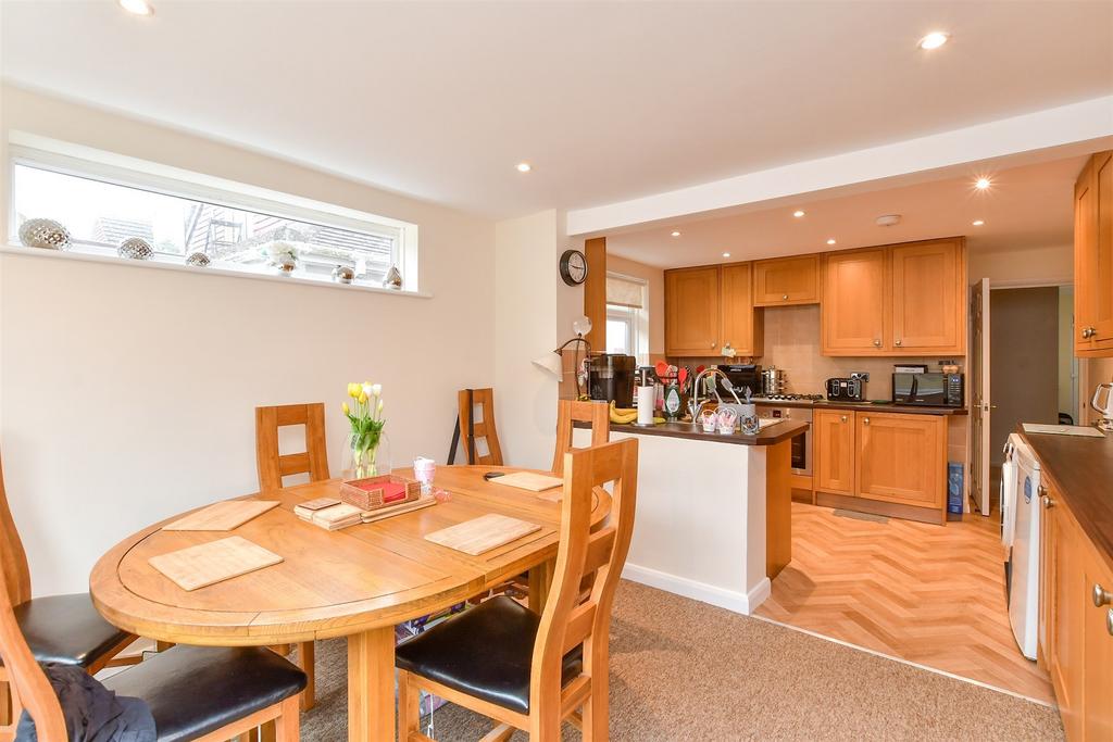 Ainsworth Close, Brighton BN2 5 bed detached house - £462,000