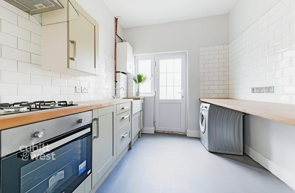 The Broadway Cheam SM3 2 bed maisonette - £1,750 pcm (£404 pw)