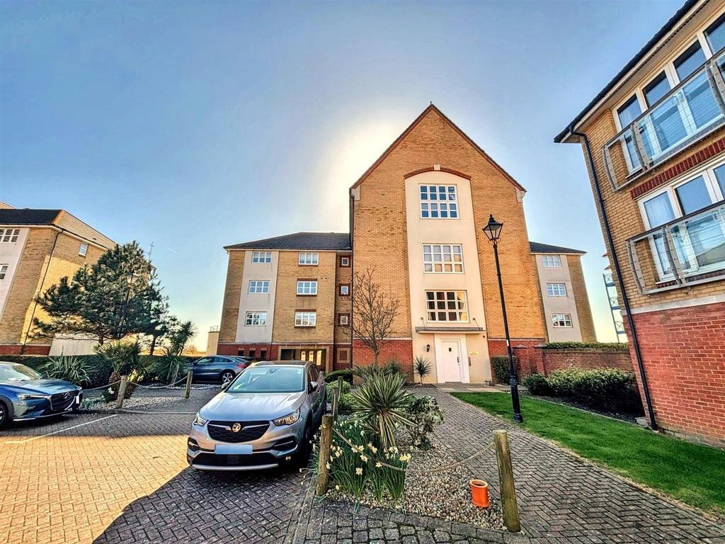 Caroline Way, Eastbourne 2 bed flat - £250,000