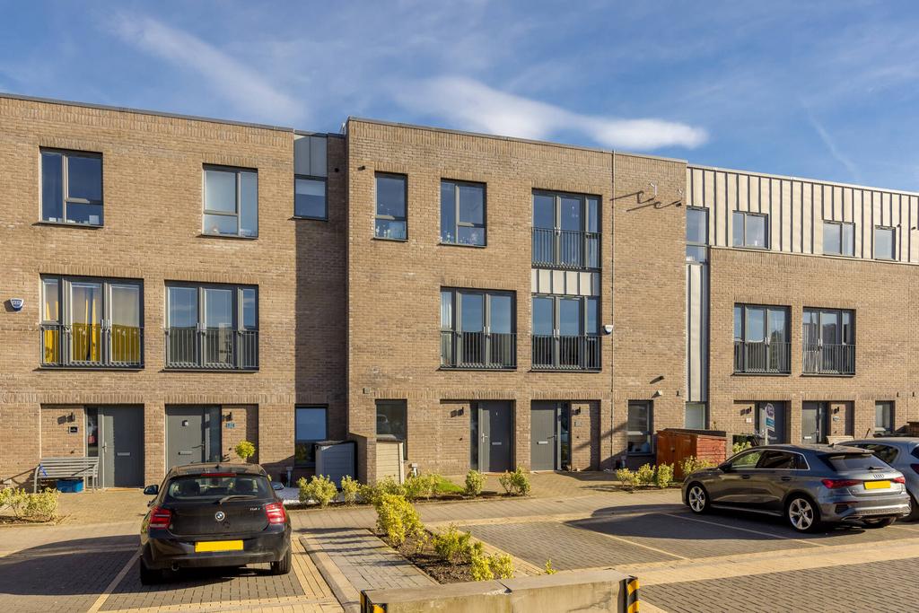 23 Ellis Drive, Longstone, Edinburgh... 3 bed townhouse for sale - £315,000