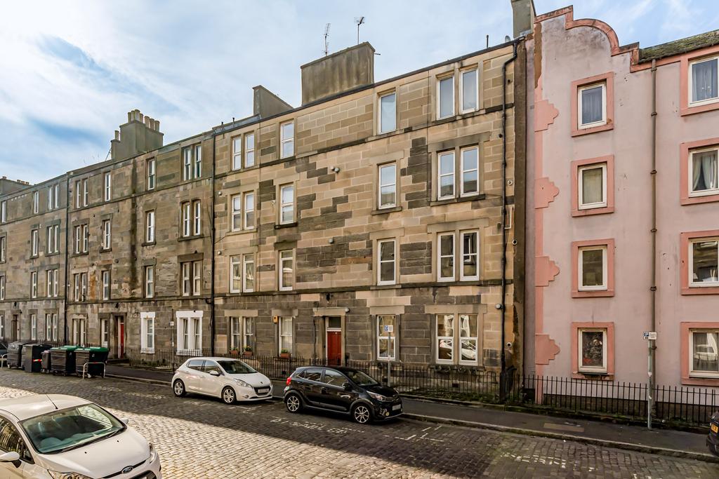 Springwell Place, Edinburgh EH11 1 bed ground floor flat - £150,000