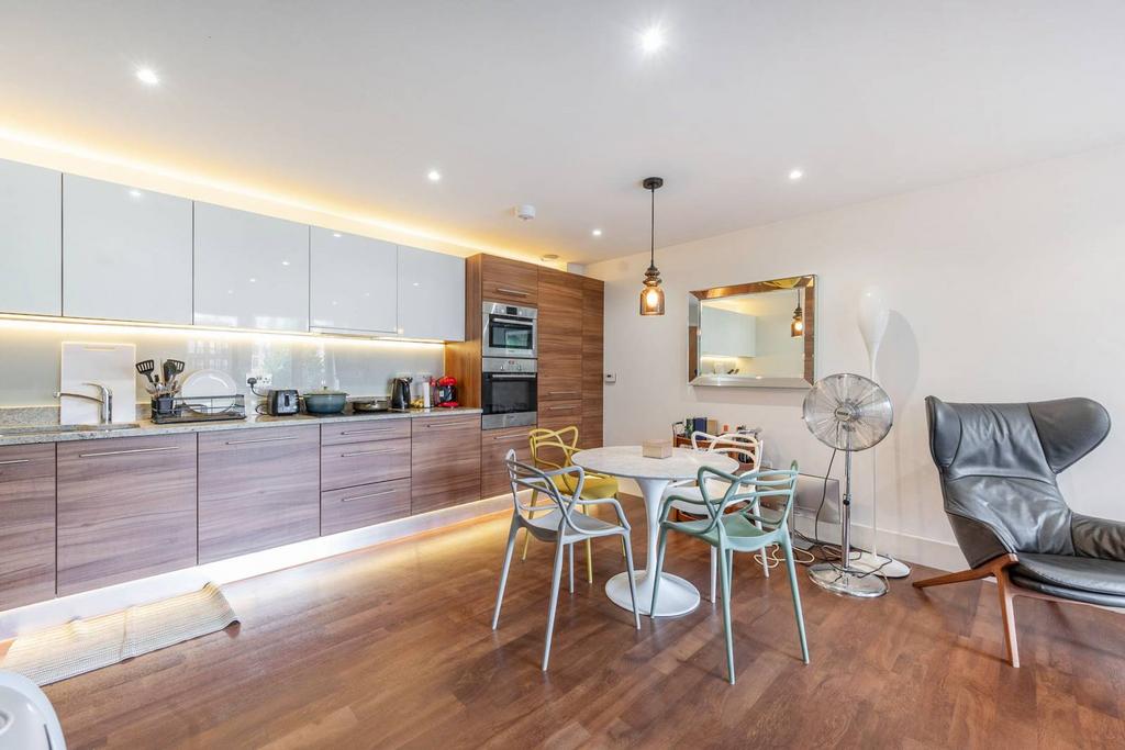 Stanmore Place, Stanmore, HA7 2 bed flat - £2,400 pcm (£554 pw)