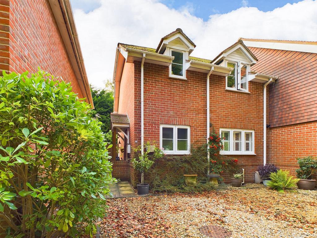 Abbots Worthy, Winchester 2 bed semi-detached house - £425,000