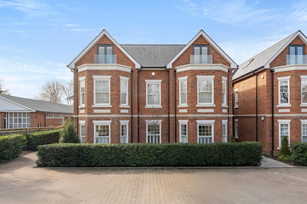 Stoke Road, Cobham, KT11 2 bed apartment to rent - £3,000 pcm (£692 pw)