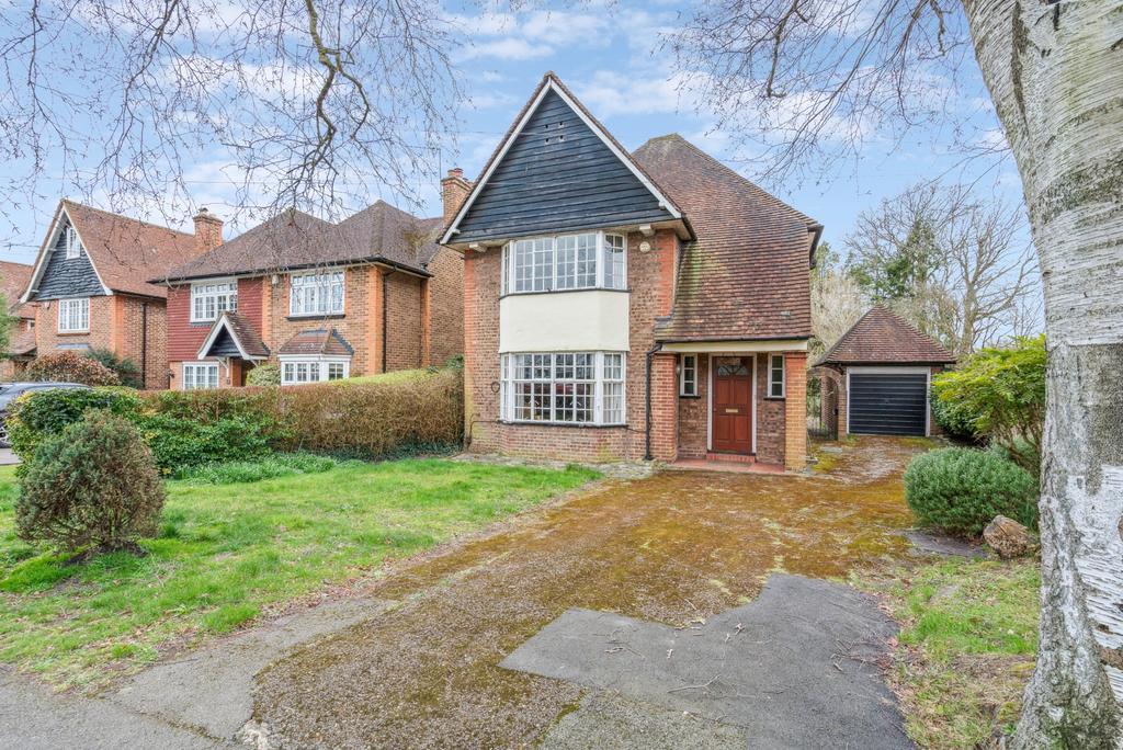 North Way, Pinner HA5 4 bed detached house - £1,350,000