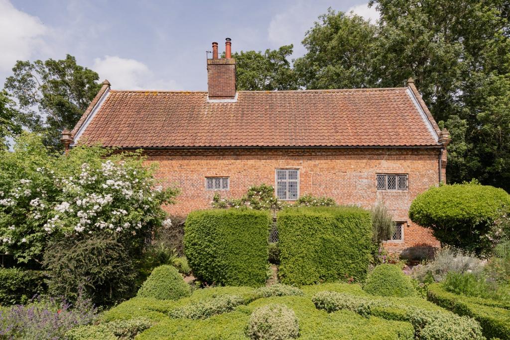 The Street, Matlaske, Norfolk 3 bed detached house for sale - £695,000