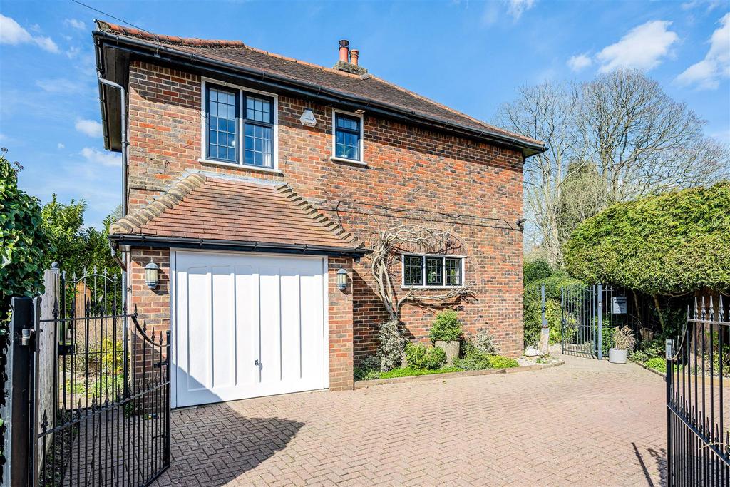 Sandlands Road, Walton On The Hill... 4 bed detached house for sale - £ ...
