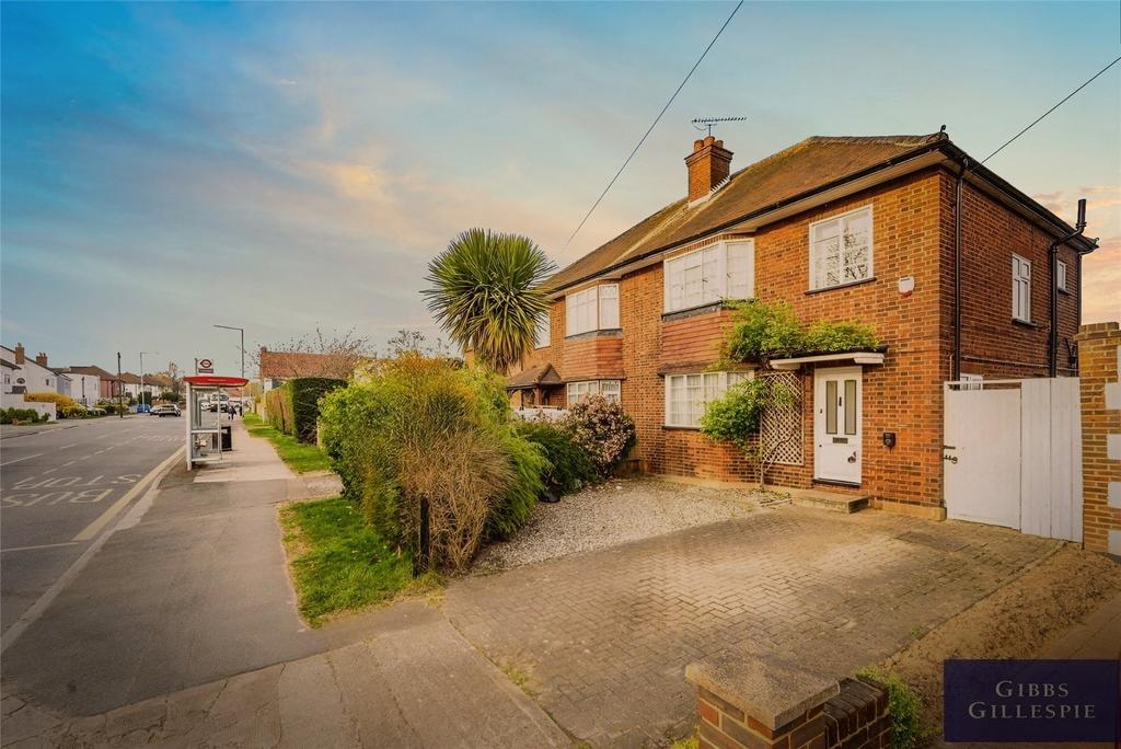 Joel Street, Pinner, HA5 3 bed semi-detached house - £2,150 pcm (£496 pw)