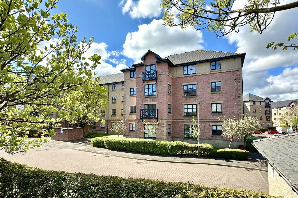 Russell Gardens, Edinburgh, EH12 5PP 2 bed flat - £1,395 pcm (£322 pw)