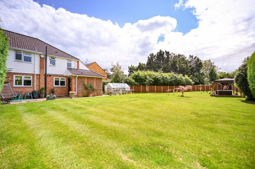 Ray Lea Close, Maidenhead, SL6 4 bed semi-detached house for sale - £ ...