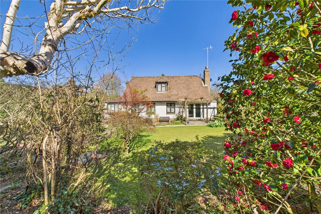 Mount Close, Pound Hill, Crawley... 4 bed bungalow for sale - £800,000