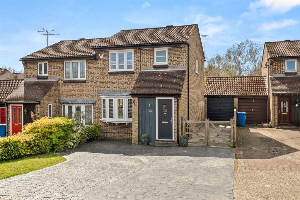 Wargrove Drive, Sandhurst GU47 3 bed semi-detached house - £450,000