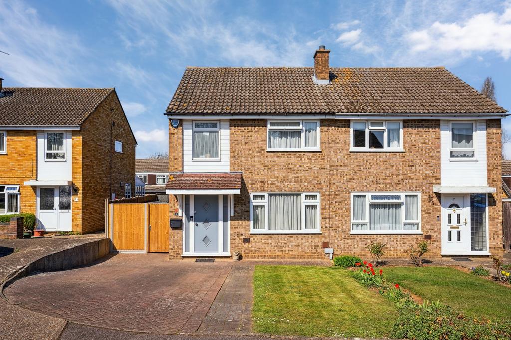 Friday Furlong, Hitchin, SG5 3 bed semi-detached house - £475,000