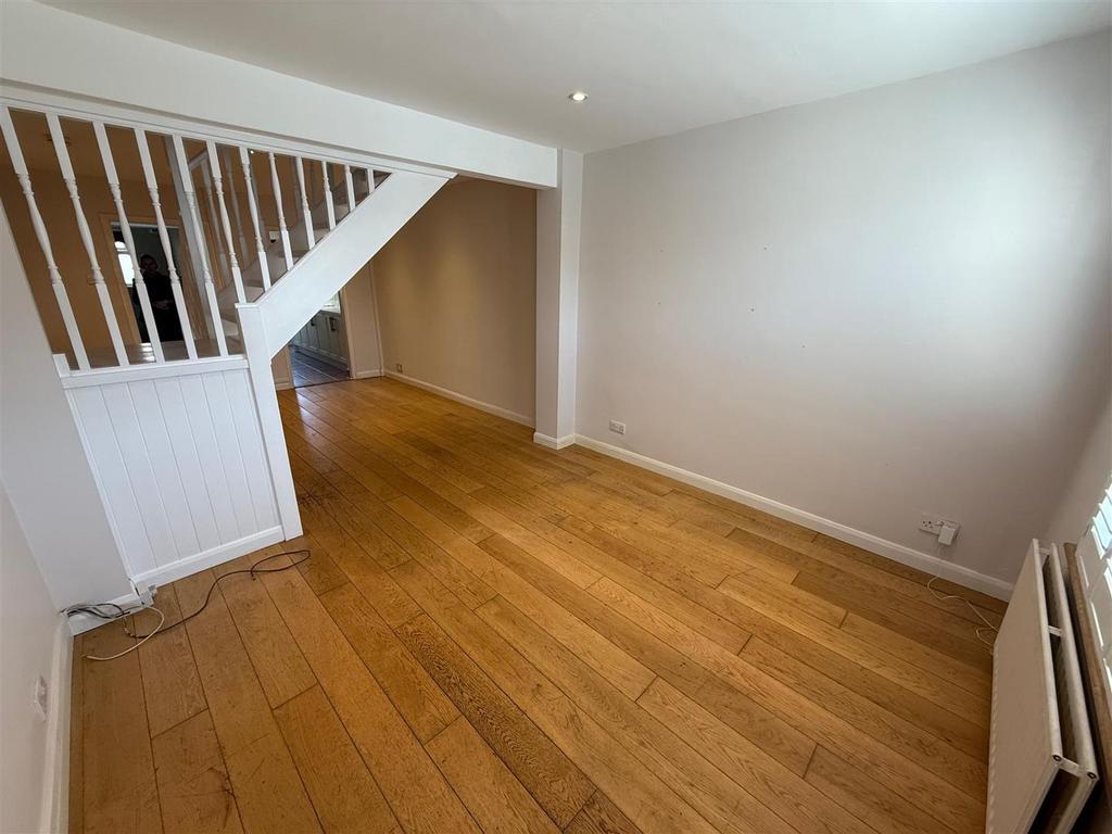 Bell Road, East Molesey KT8 2 bed property to rent - £2,200 pcm (£508 pw)
