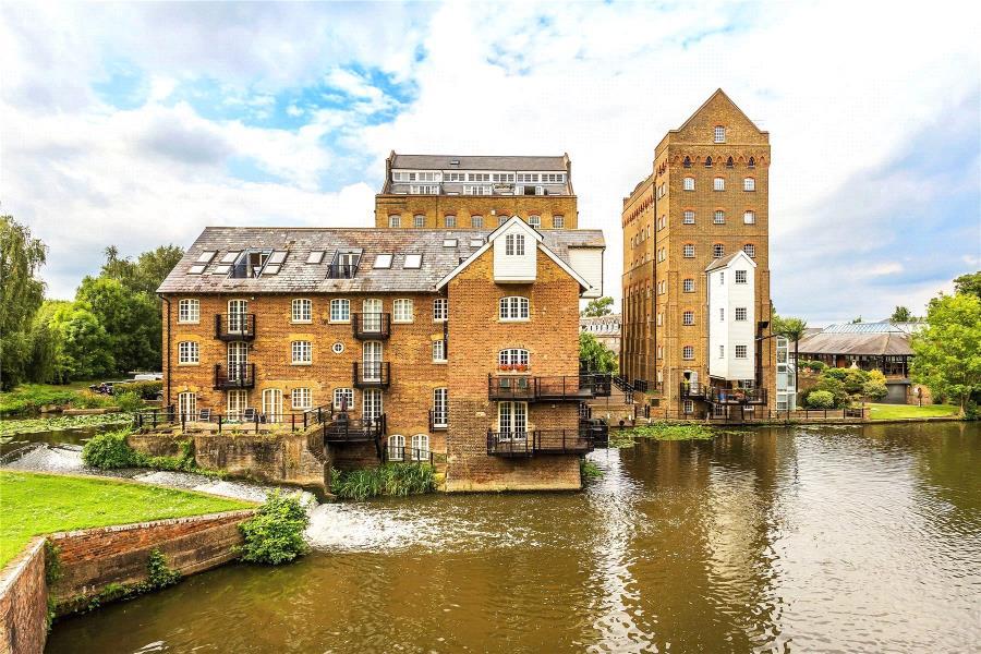 Daniel Lambert Mill, Addlestone KT15 2 bed flat - £1,800 pcm (£415 pw)