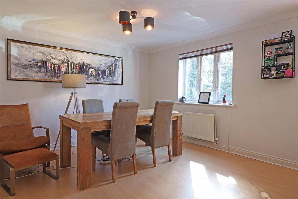 Charlwood Place, Reigate 2 bed flat - £350,000