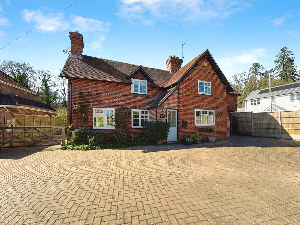 Basingstoke Road, Reading RG7 6 bed detached house for sale - £765,000
