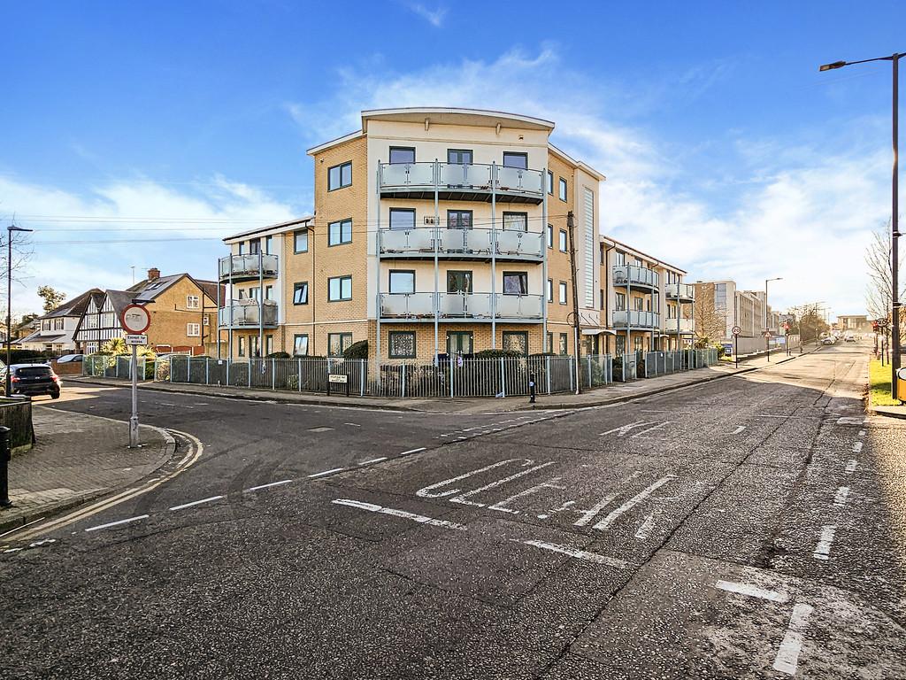 Imperial Drive, Harrow 2 bed apartment to rent - £2,200 pcm (£508 pw)