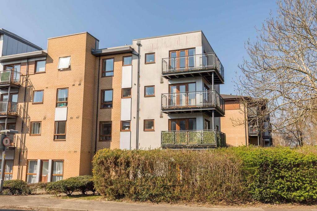 Commonwealth Drive, Crawley RH10 2 bed flat for sale - £240,000