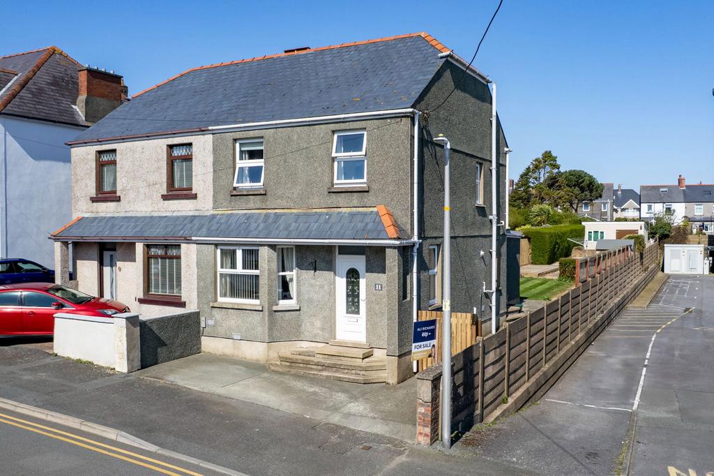 Yorke Street, Milford Haven SA73 3 bed semi-detached house - £210,000
