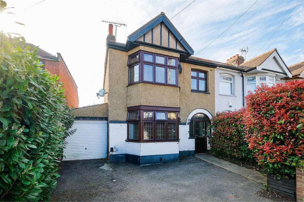Salisbury Hall Gardens, Chingford 3 bed house for sale - £600,000