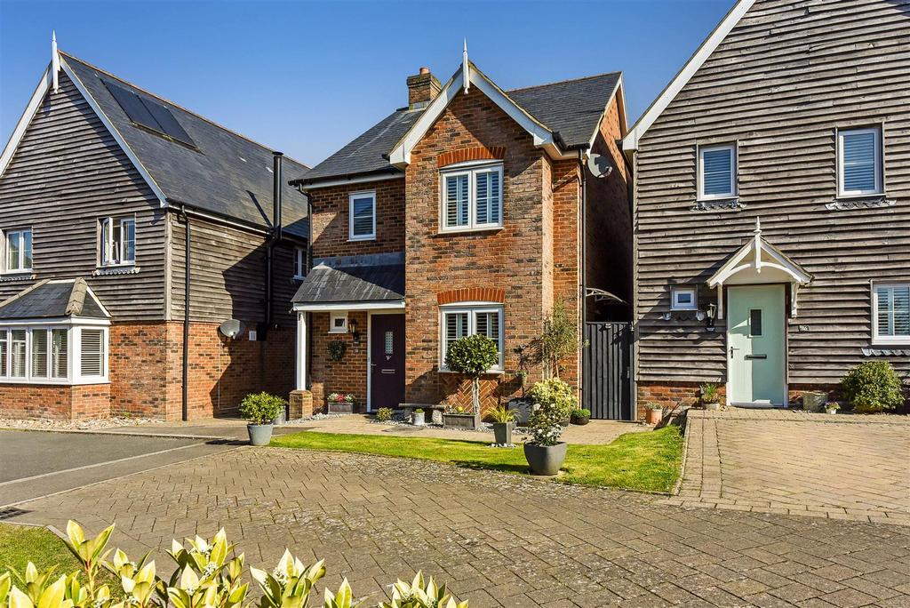 Trafalgar Rise, Clanfield 3 bed detached house - £465,000
