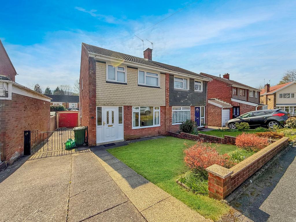 Lon-y-Waun, Caerphilly CF83 3 bed semi-detached house - £250,000