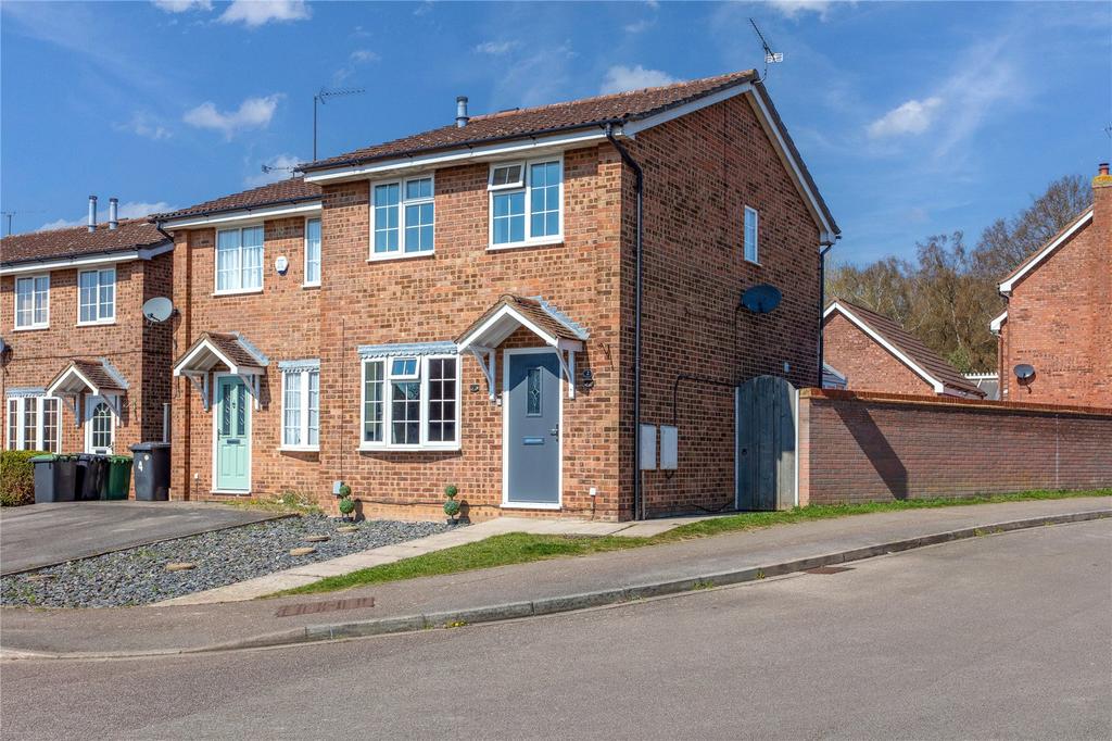 Farm Close, Ampthill, Bedfordshire, MK45 3 bed semi-detached house for ...