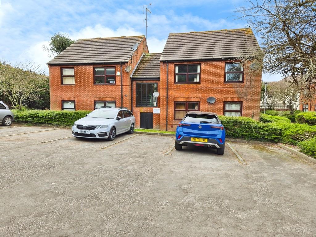 Flaxfield Road, Basingstoke RG21 1 bed apartment - £180,000
