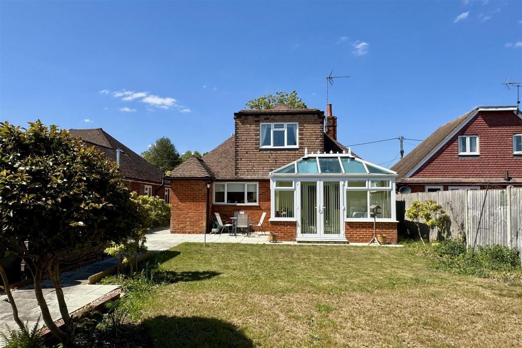 Elstead *No Onward Chain* 4 bed chalet for sale - £700,000