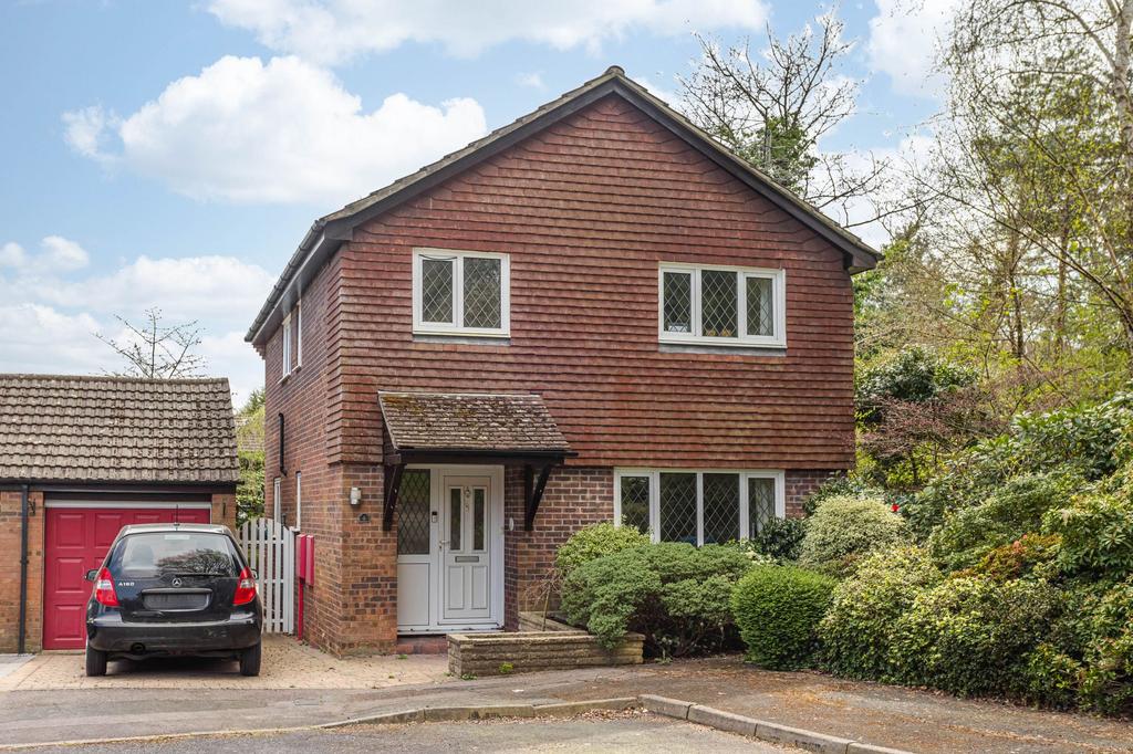 Court Close, East Grinstead RH19 4 bed detached house - £525,000