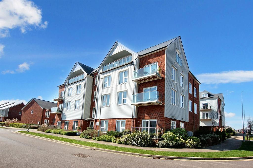 Herald Gardens, Tunbridge Wells 2 bed flat for sale - £290,000