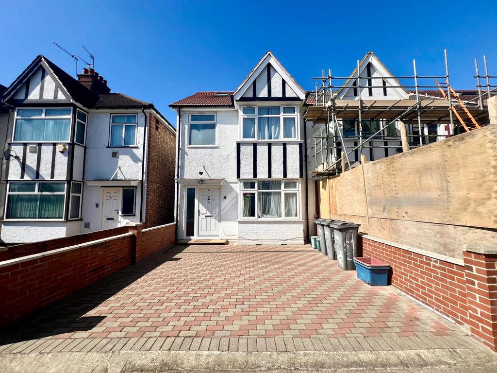 Woodfield Road, Hounslow TW4 7 bed semi-detached house - £5,999 pcm (£ ...