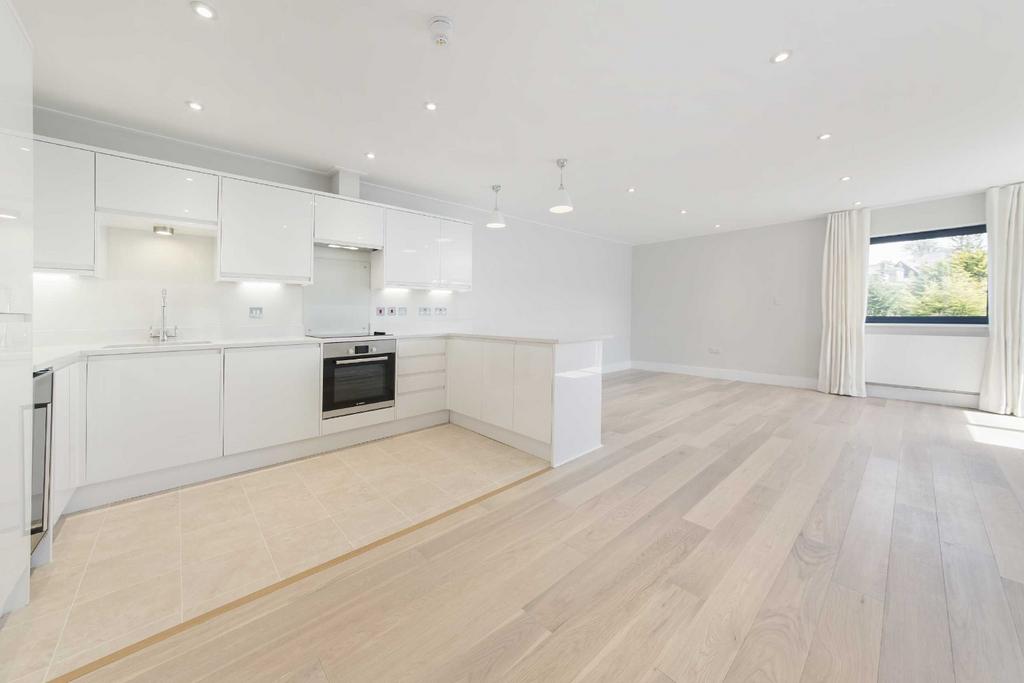 Hadlow House, Green Street Green BR6 2 bed apartment to rent - £1,750 ...