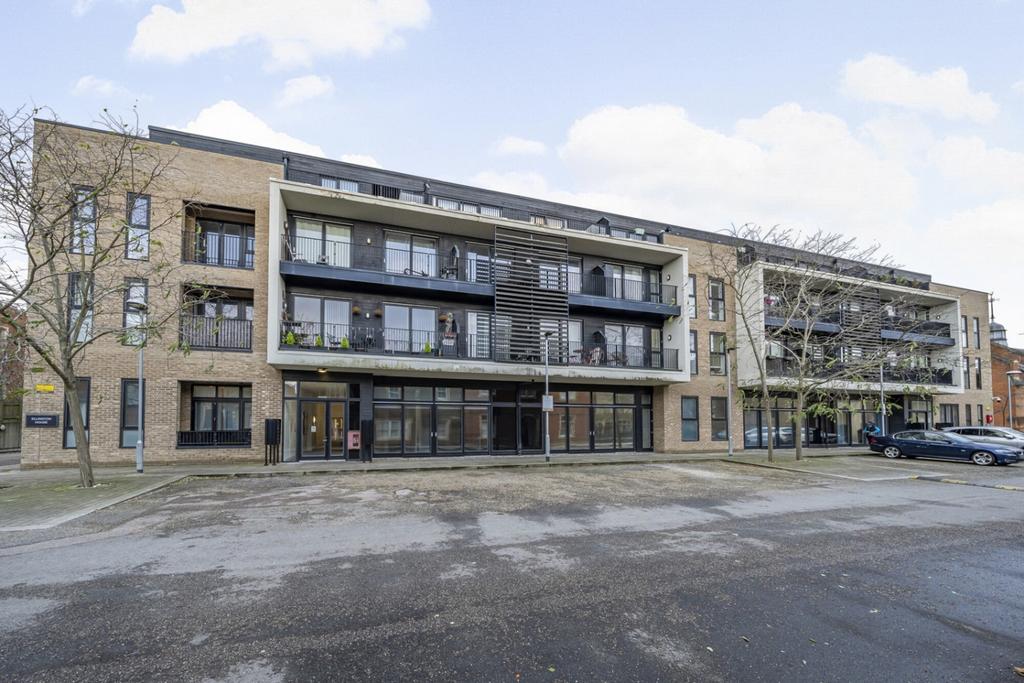Ashmore Road London SE18 2 bed flat to rent - £1,900 pcm (£438 pw)
